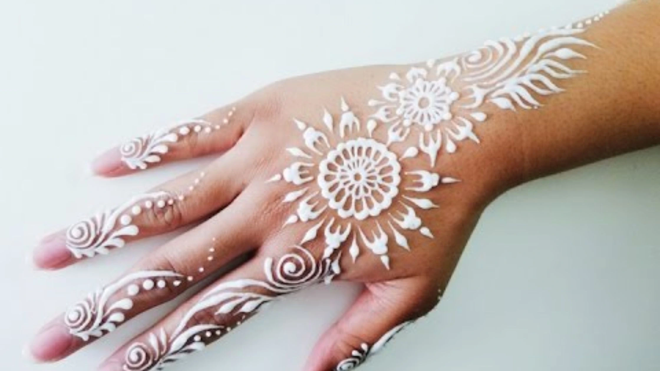 What Are the Most Popular White Henna Designs in Dubai? - Shifaz Henna